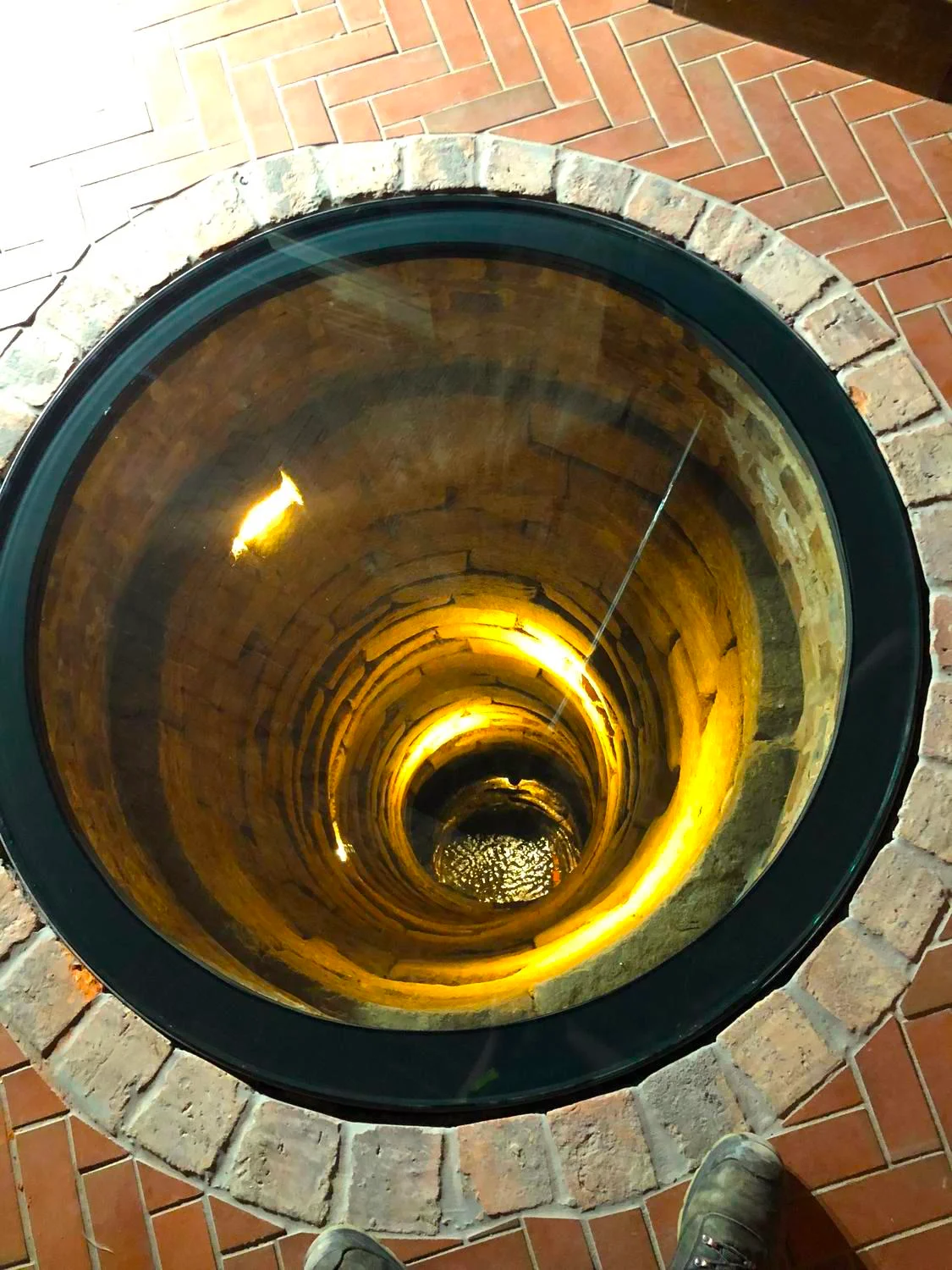 Drive on circular glass floor well cover lighting | Structural Glass ...